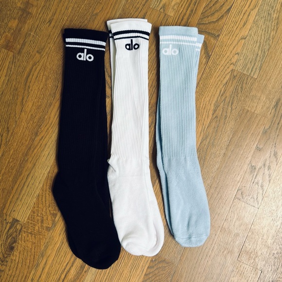 ALO Yoga | Accessories | Alo Yoga Knee High Throwback Socks Ml 81 Black ...